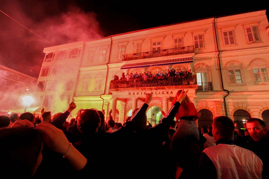 Pobjednici Kupa pozdravili razdragane navijače s balkona zgrade Radio ...