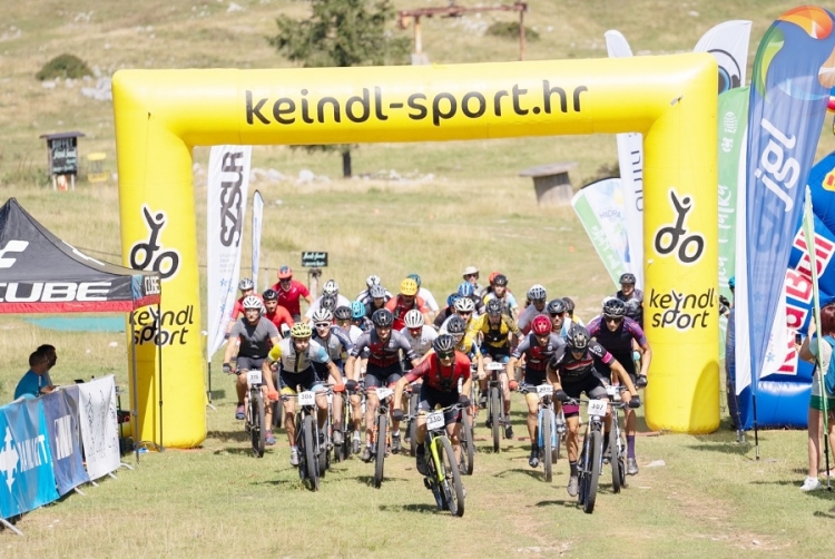 Vertikalno lice Platka, Oko 200 trkača ravnomjerno se rasporedilo na ...